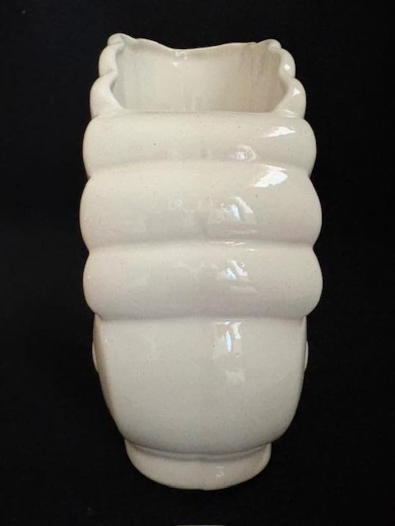 Vintage MCM White Art Deco Shell / Cornucopia Vase - Etsy