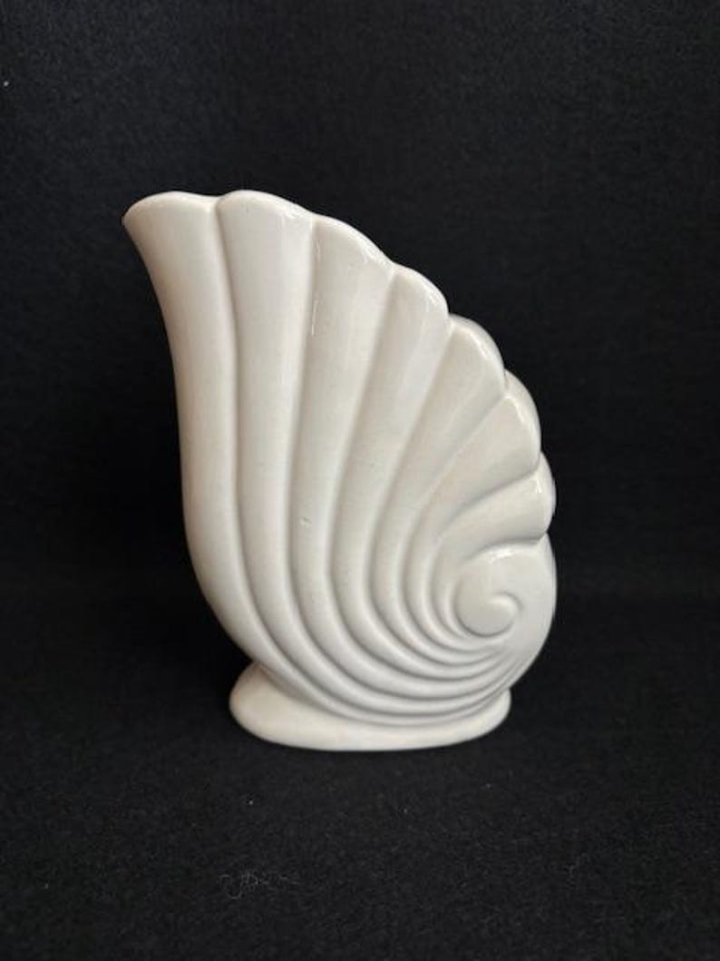 Vintage MCM White Art Deco Shell / Cornucopia Vase - Etsy