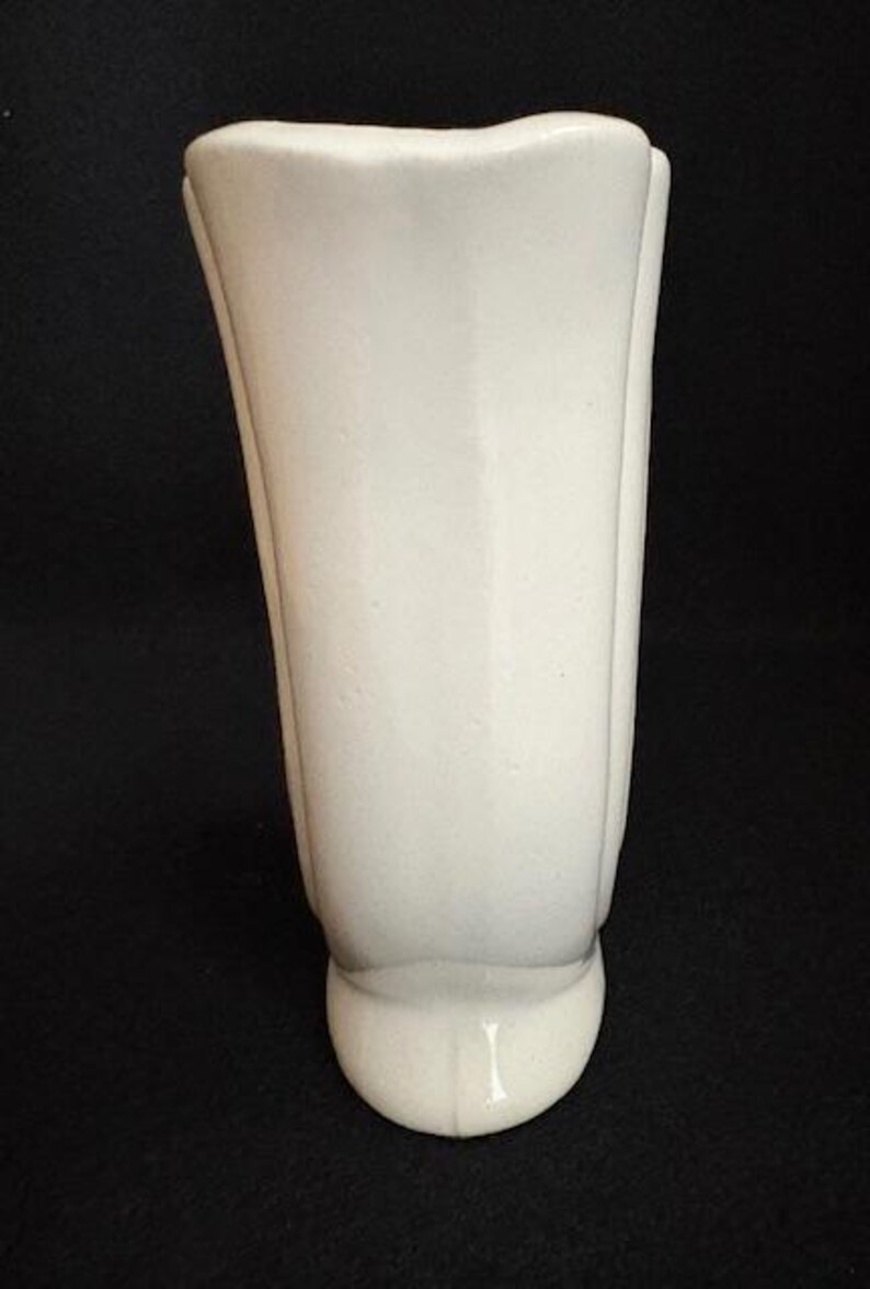 Vintage MCM White Art Deco Shell / Cornucopia Vase - Etsy