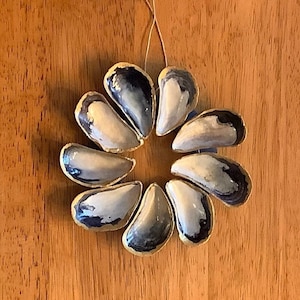 how to make a mussel shell flower wreath