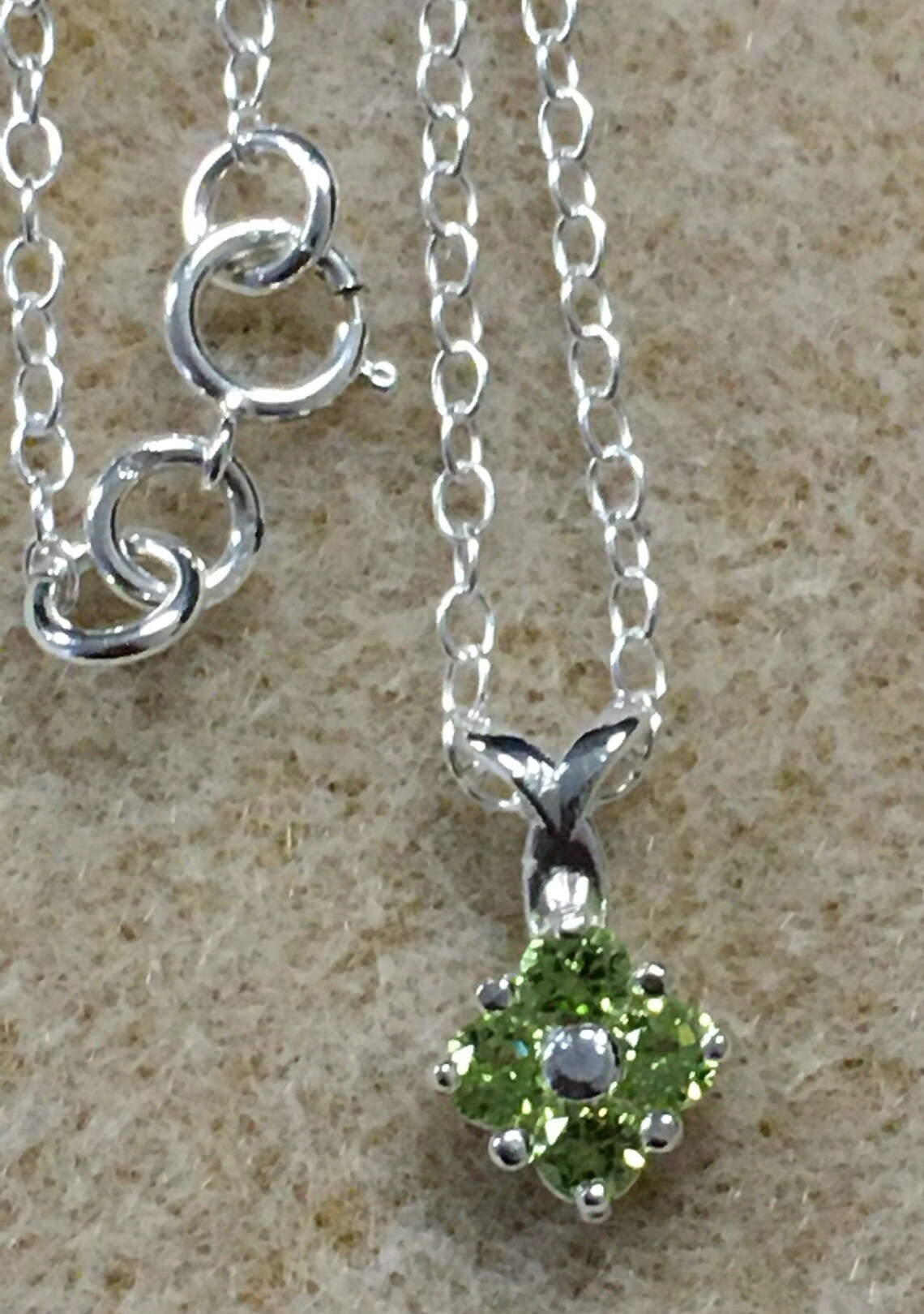 Collier péridot. Quatre pierres précieuses de 3 millimètres - Etsy France