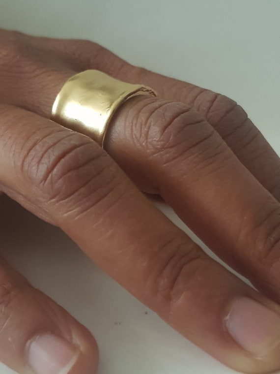 18k Solid Gold Zigarre Band breit 16 mm handgemachter Ring Dicke Gold Ehering Frauen roher organischer alter Schmuck Etsy