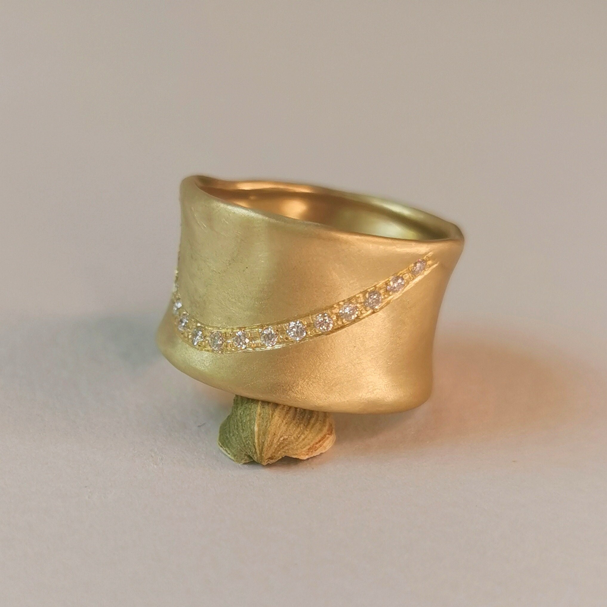 18k Gold breites Band mit Diamanten 12 mm breiter Goldring mit 15 kleinen Diamanten matter organischer Goldring Etsy