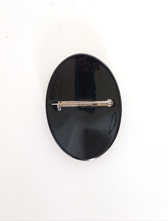 Vintage oval plastic brooch with floral decoration, a… - Gem