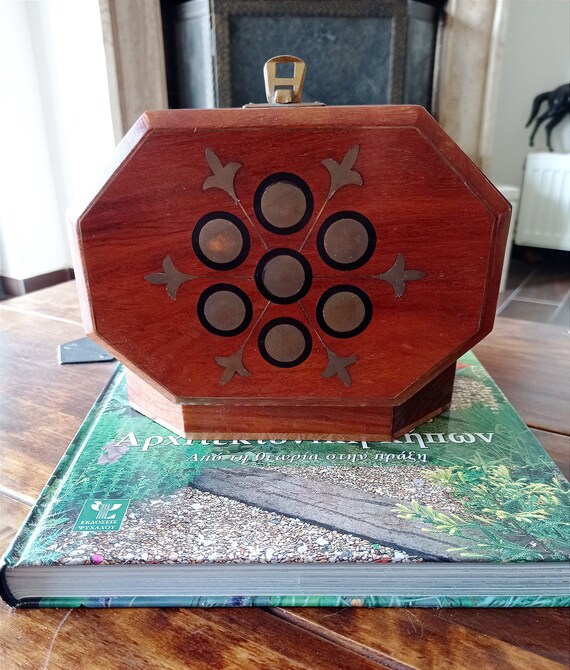 Vintage octagonal wooden box with inlaid metallic det… - Gem