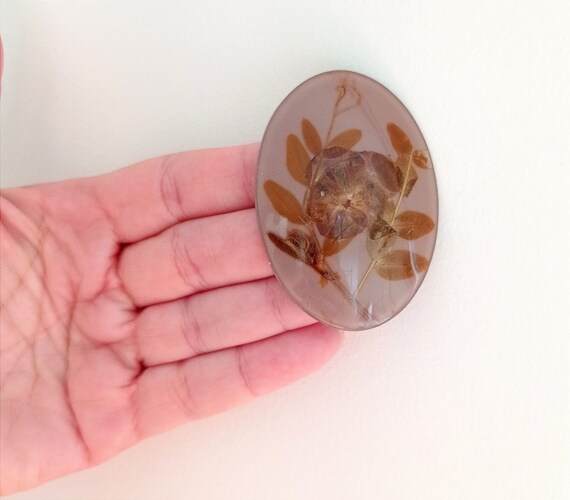 Vintage oval plastic brooch with floral decoration, a… - Gem