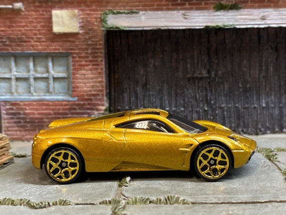 Pagani Huayra Gold