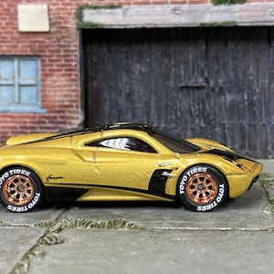 Custom Hot Wheels - Pagani Huayra Roadster - Gold - Rose Gold Track ...