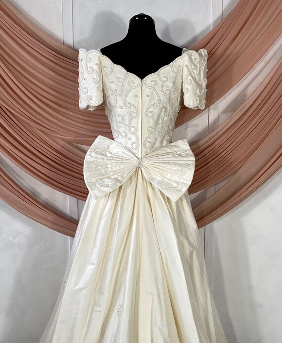 Ivory Off Shoulder Scalloped Vintage Wedding Dress - Gem
