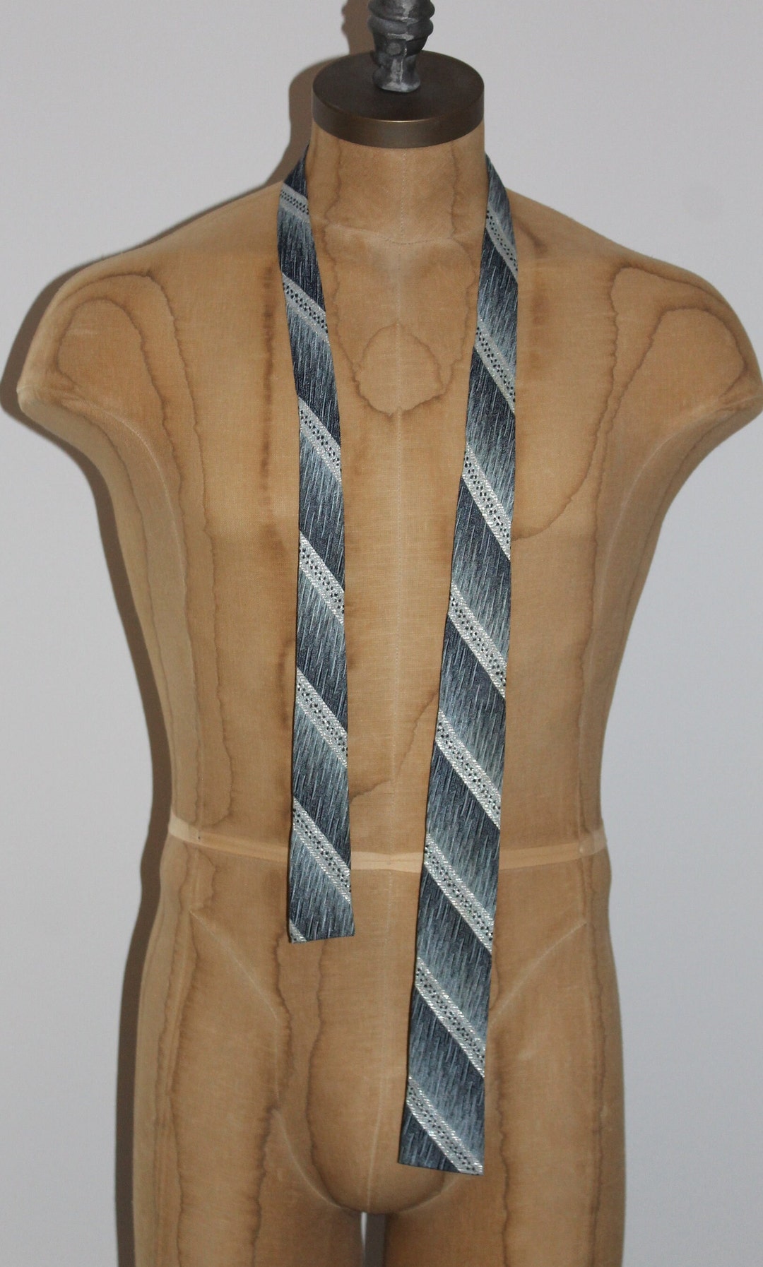 A Real Eye Catching Vintage 60's Men's Narrow Neck Tie. Various Shades ...