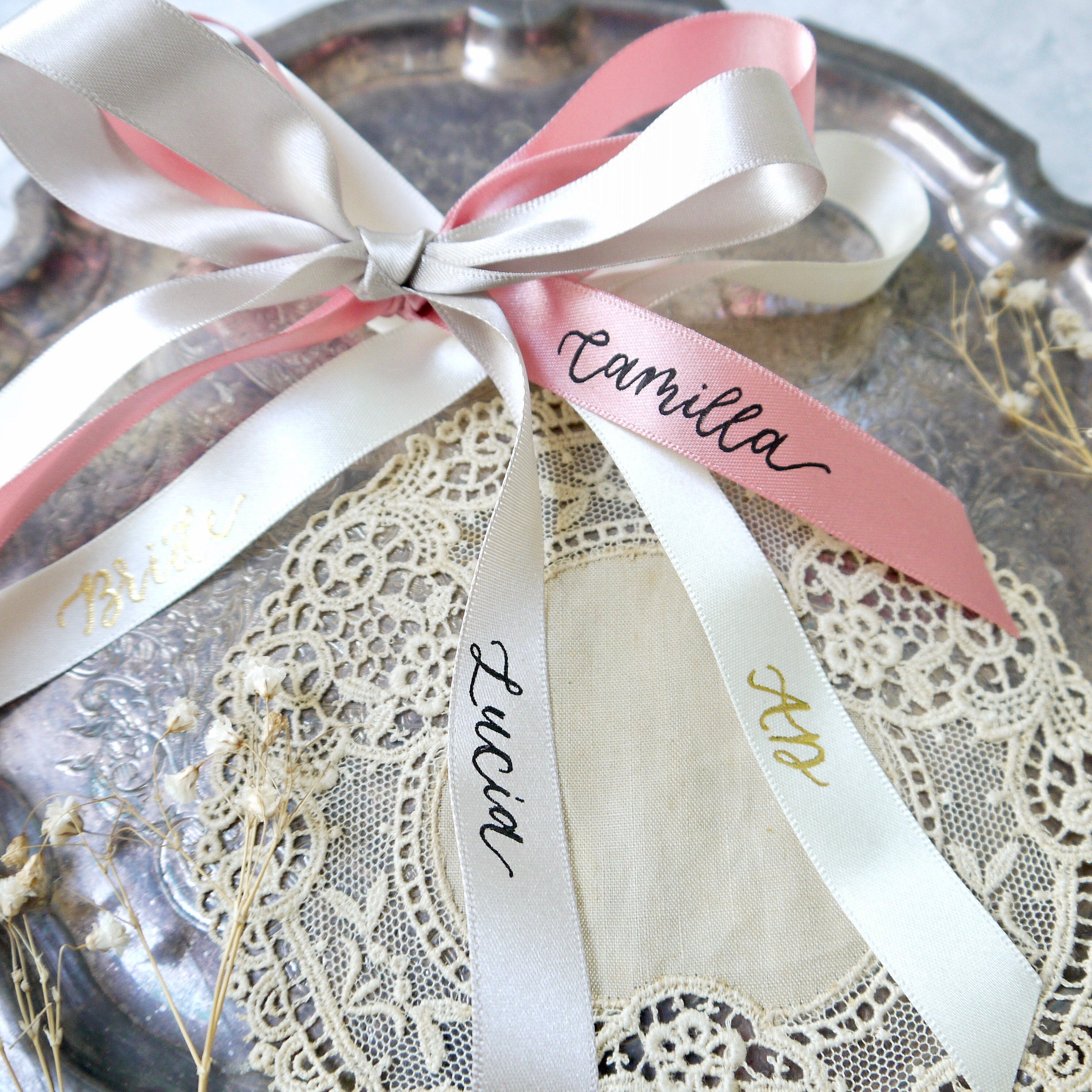 Personalised Calligraphy Ribbon Bow Place Settings – Custom Guest Name ...