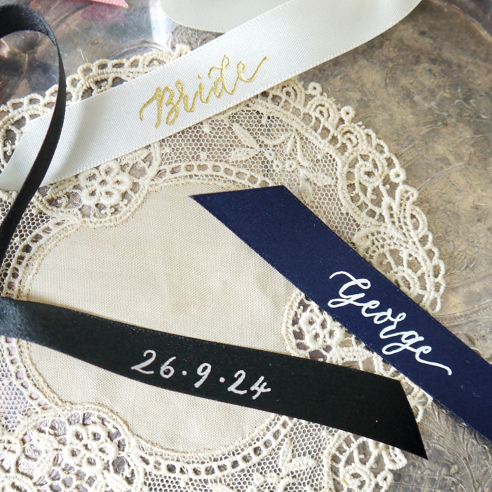 Personalised Calligraphy Ribbon Bow Place Settings – Custom Guest Name ...