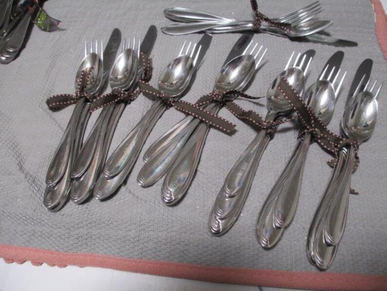 Oneida Flatware 32 Pieces Same Pattern/ as Found - Etsy