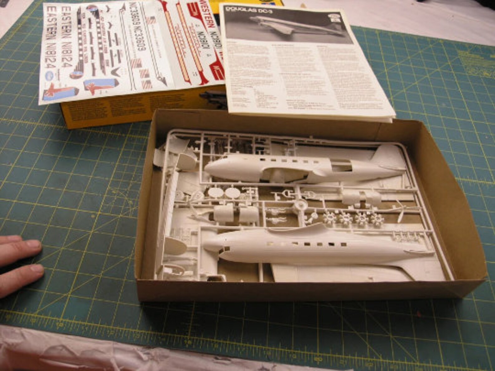 Testors / Italeri , Douglas DC-3, 1/72 Scale Plastic Model Kit Factory ...