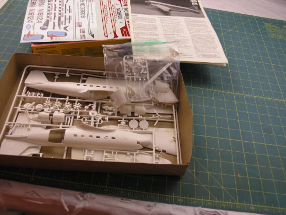 Testors / Italeri , Douglas DC-3, 1/72 Scale Plastic Model Kit Factory ...