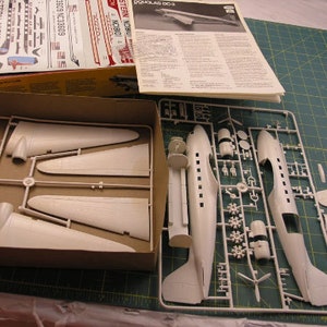 Testors / Italeri , Douglas DC-3, 1/72 Scale Plastic Model Kit Factory ...