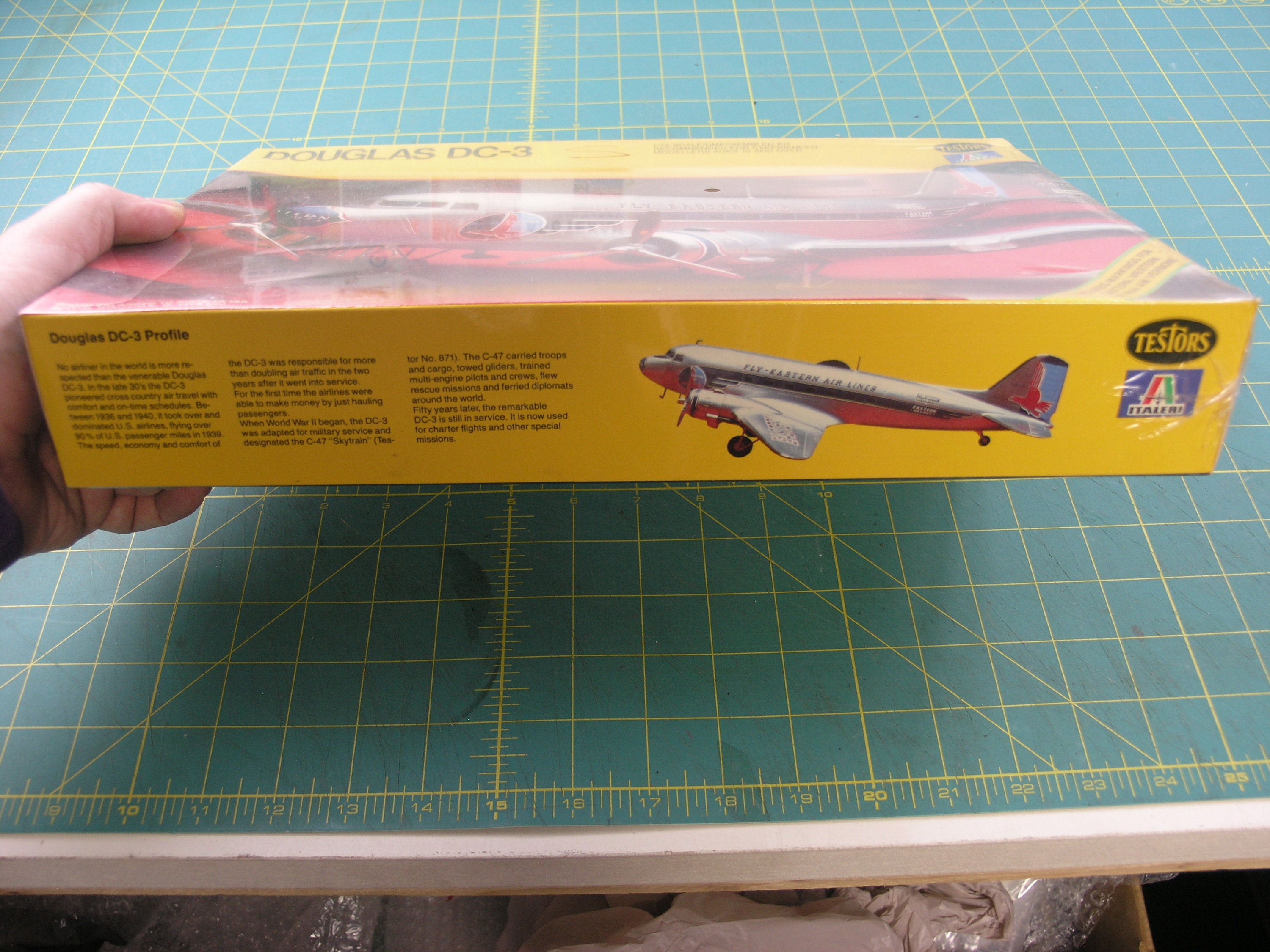 Testors / Italeri , Douglas DC-3, 1/72 Scale Plastic Model Kit Factory ...