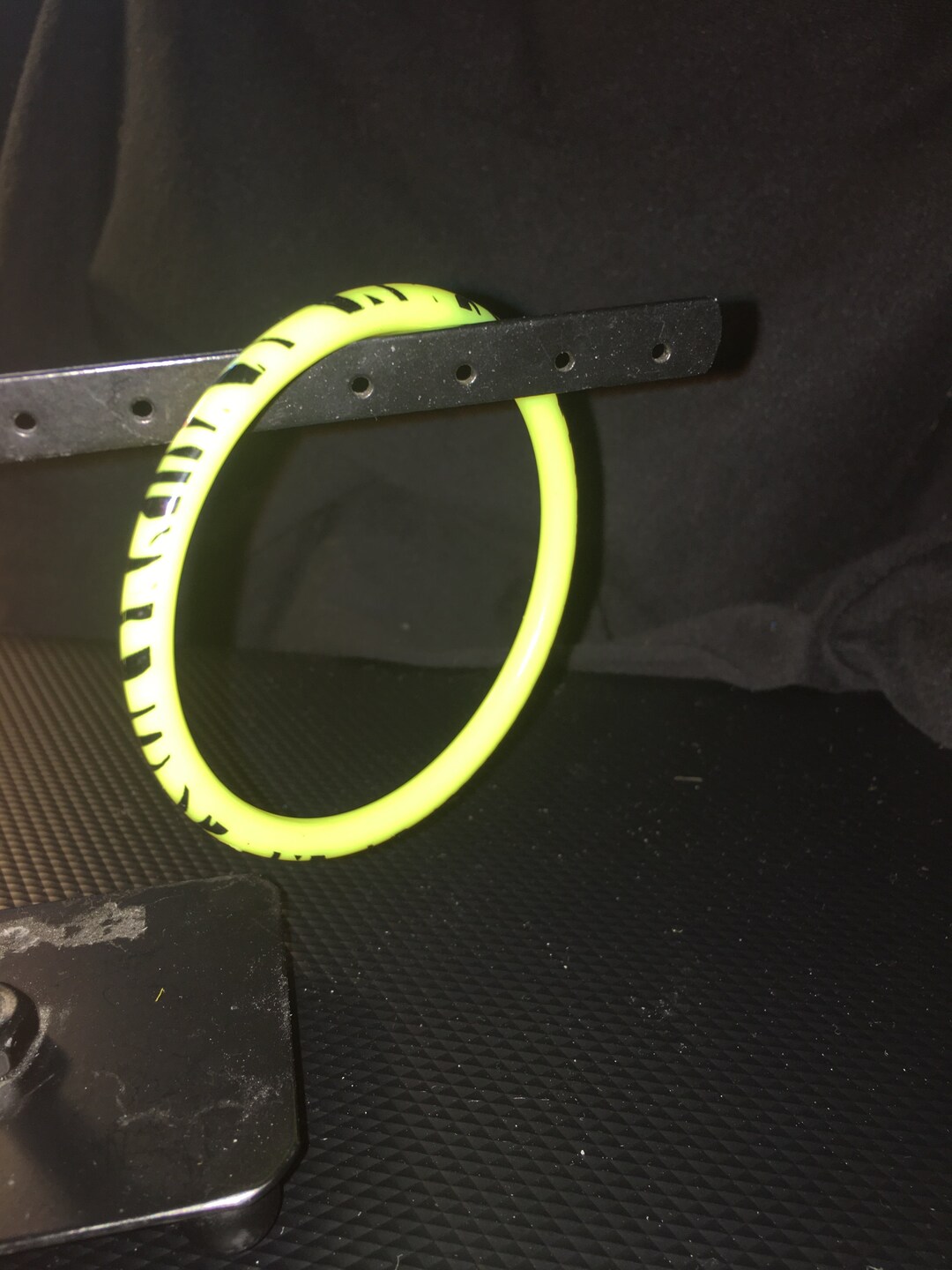 Bracelet Jonc Zèbre jaune fluo vintage - Etsy France