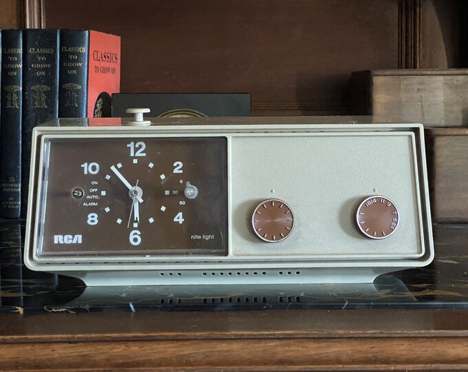 RCA NITE LIGHT Mid Century Alarm Clock Radio Model RZD415T Beige/brown ...