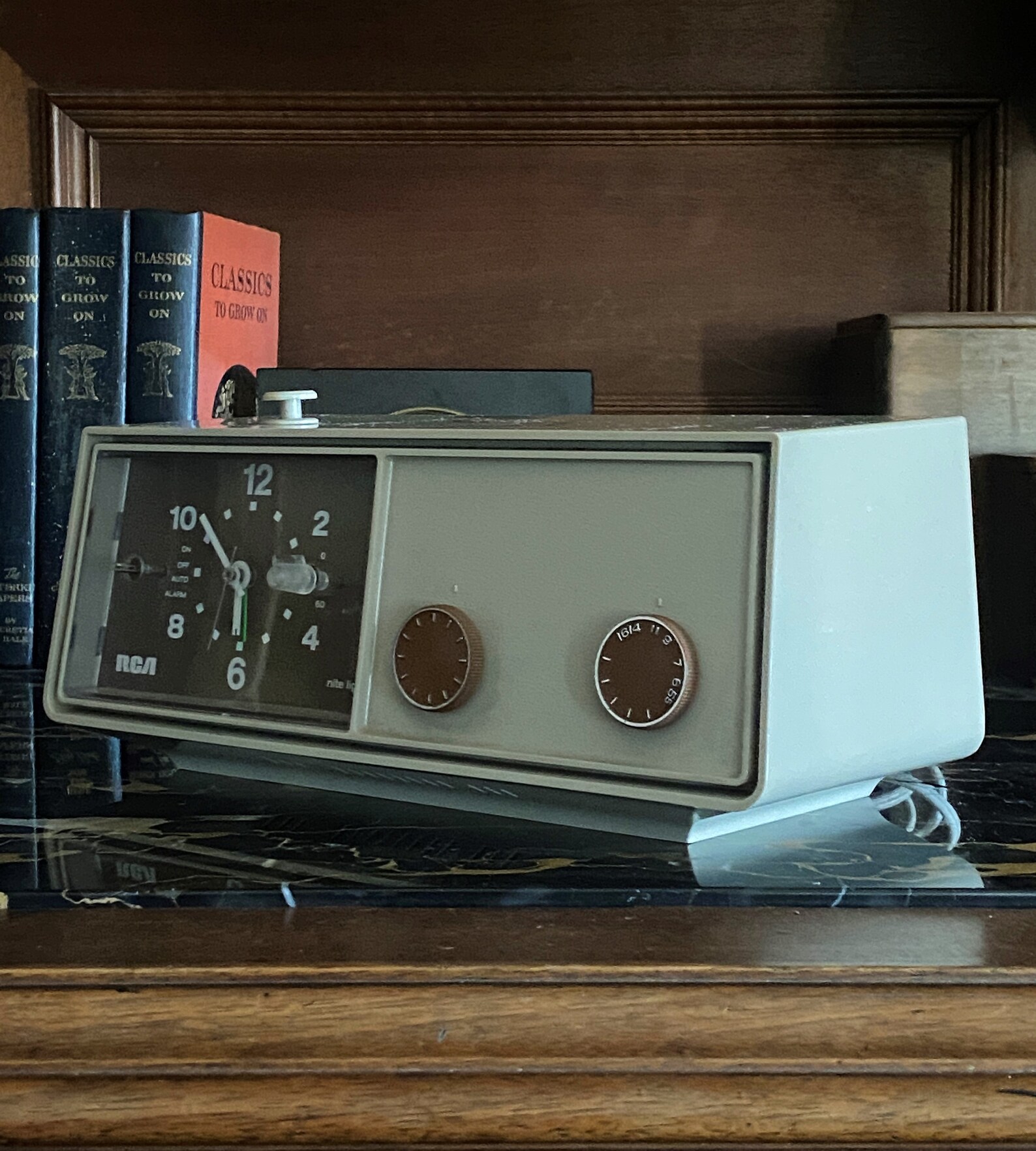 RCA NITE LIGHT Mid Century Alarm Clock Radio Model RZD415T Beige/brown ...