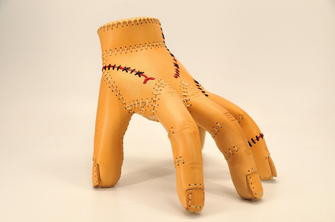 The Thing Hand Adams Family, La Cosa Wednesday, Wednesday Thing Hand ...