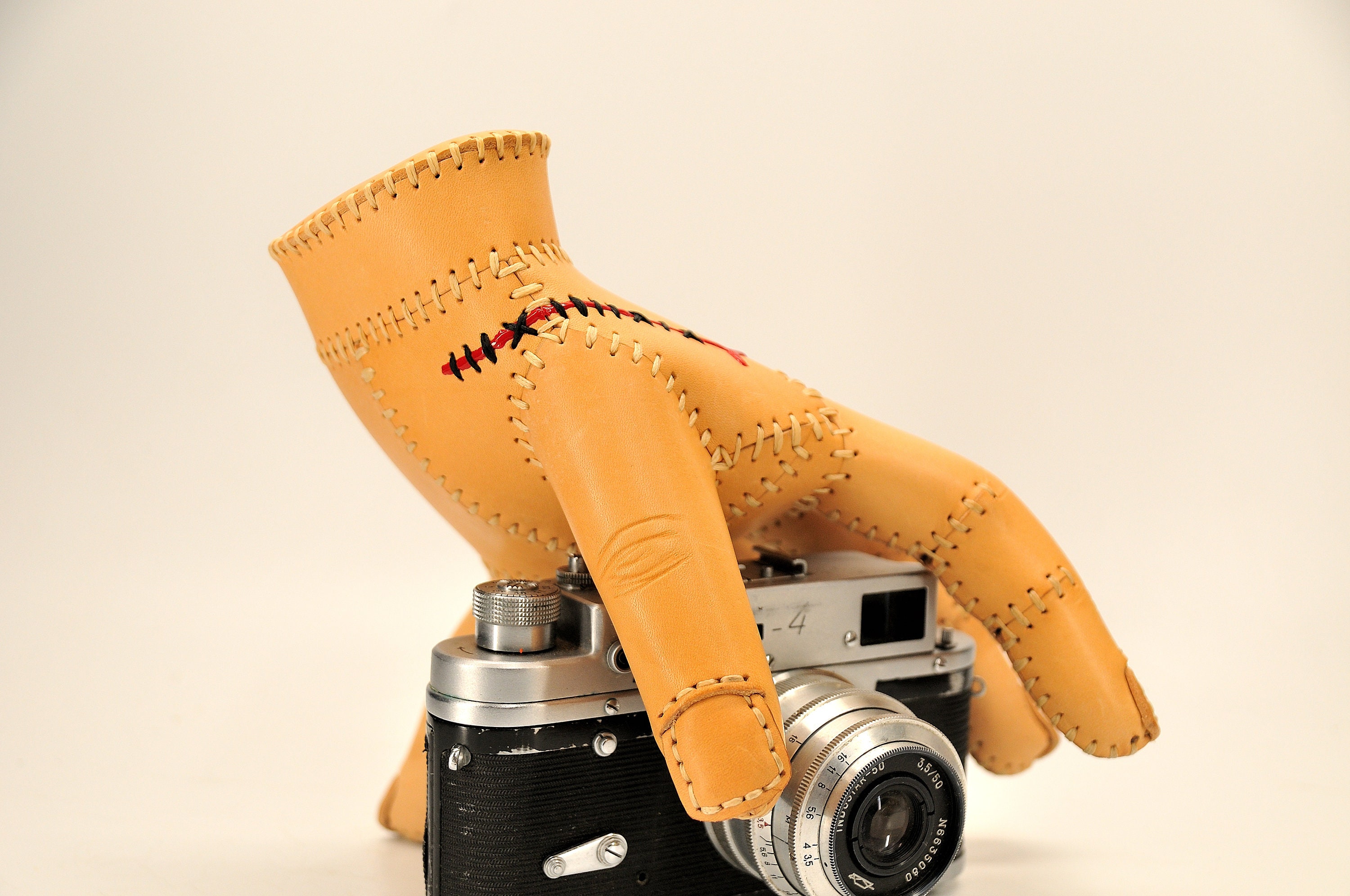 The Thing Hand Adams Family, La Cosa Wednesday, Wednesday Thing Hand ...