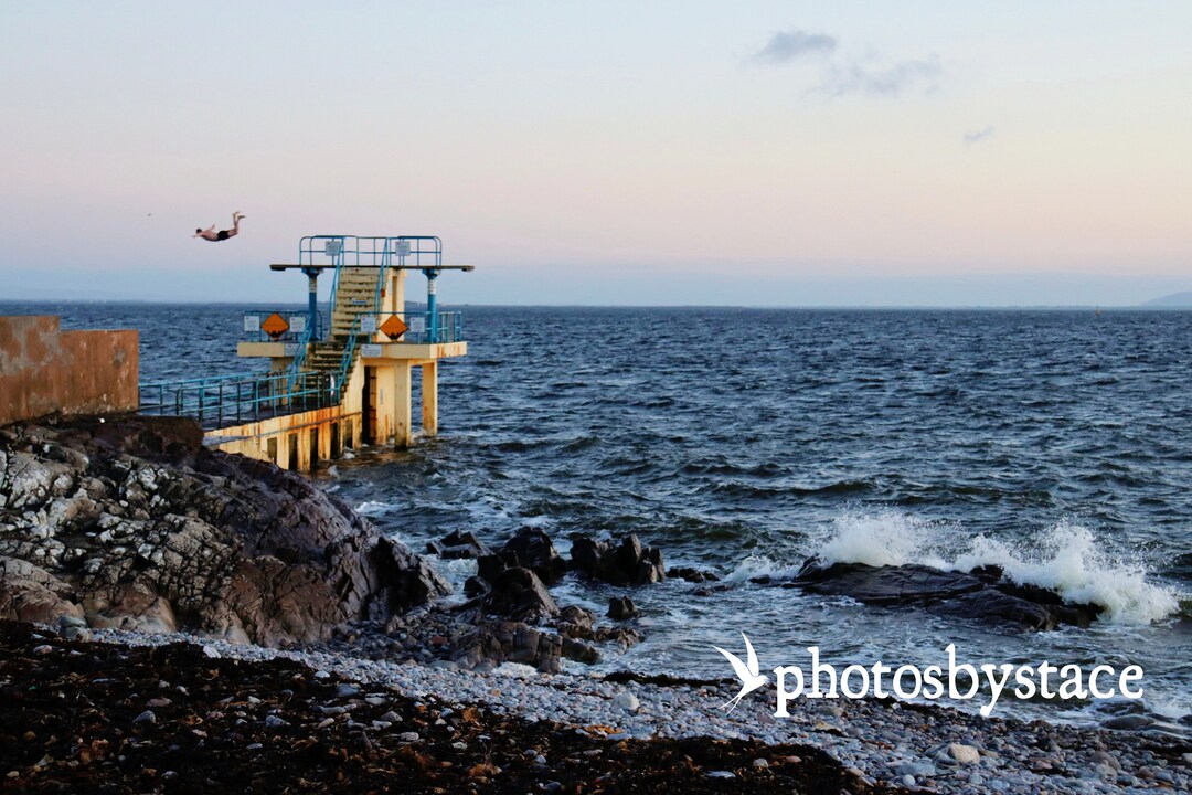 Foto von Blackrock Diving Tower mit einem Schwimmer, der in Salthill ...