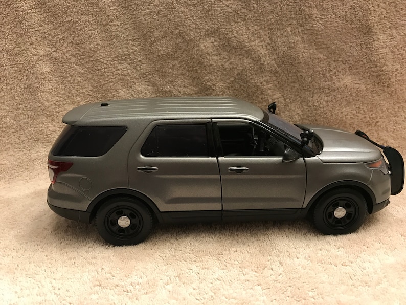 1/18 Scale Gray Unmarked Police Die-cast Ford Explorer Model Replica ...