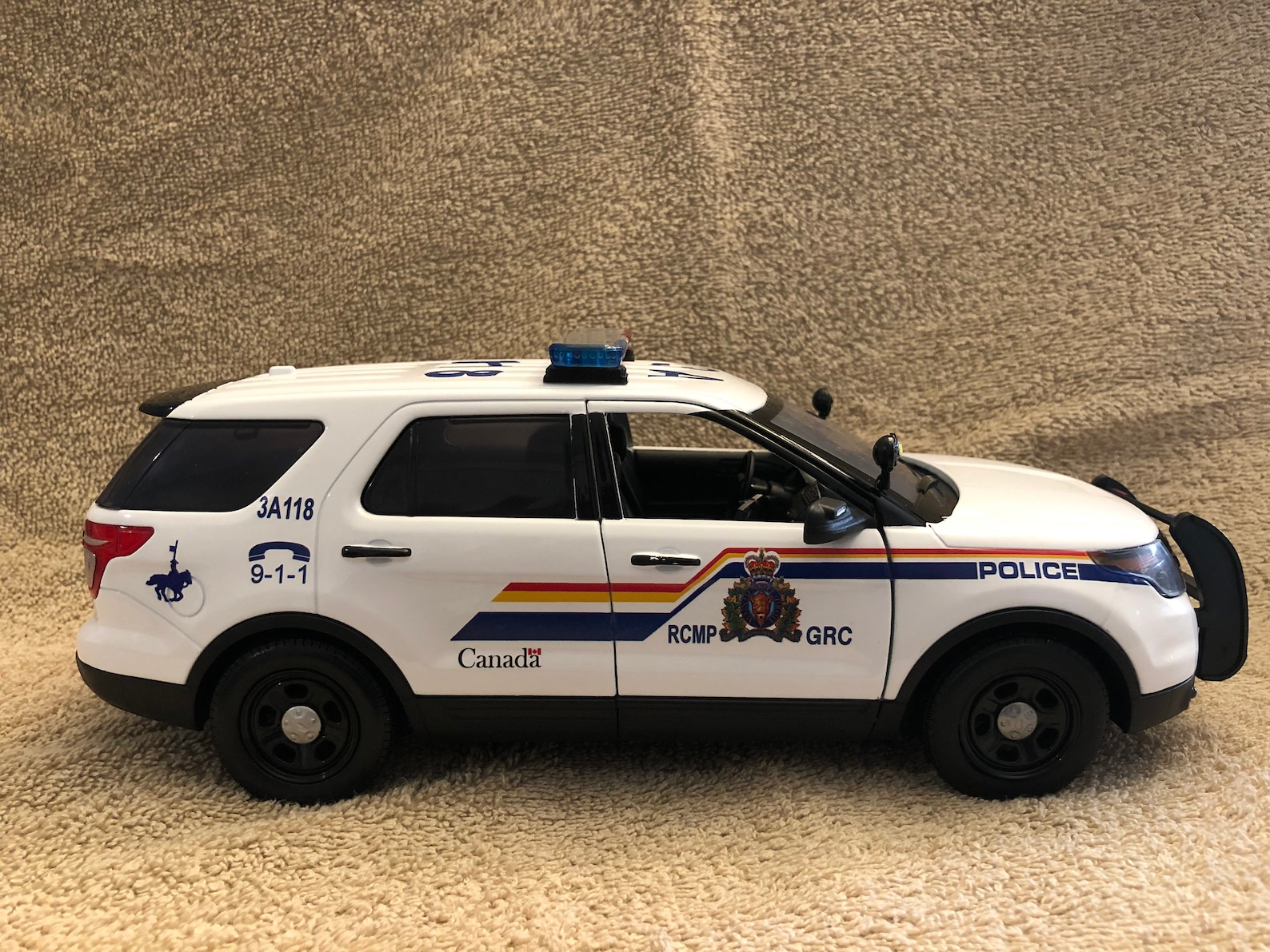 1/18 Scale Die-cast RCMP Police Ford Explorer Model Replica With ...
