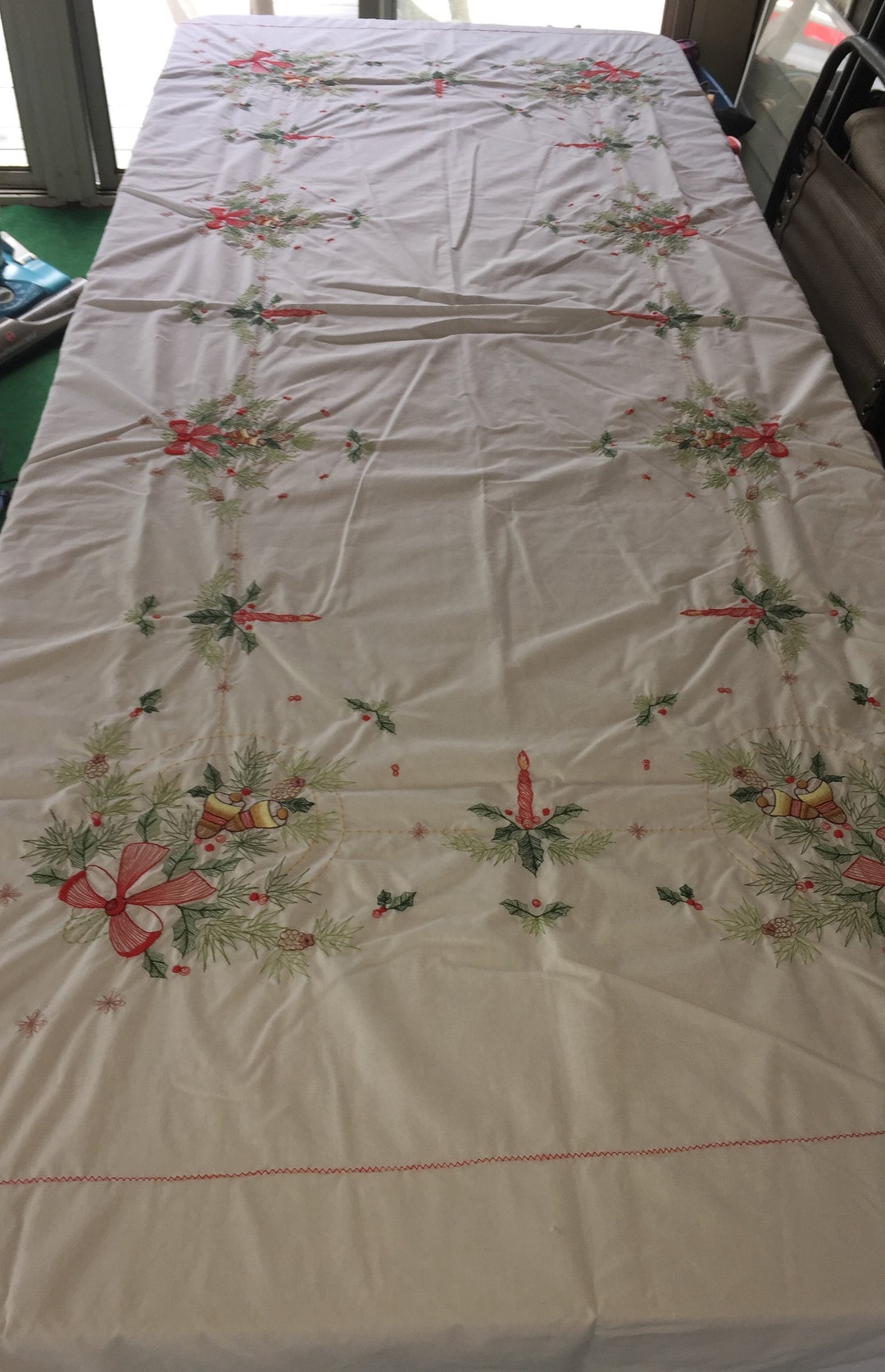 Vintage Embroidered Christmas Tablecloth With 8 Napkins - Etsy