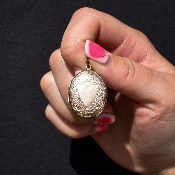 Antique 9ct Gold Engraved Fancy Oval Shield Locket Pe… - Gem