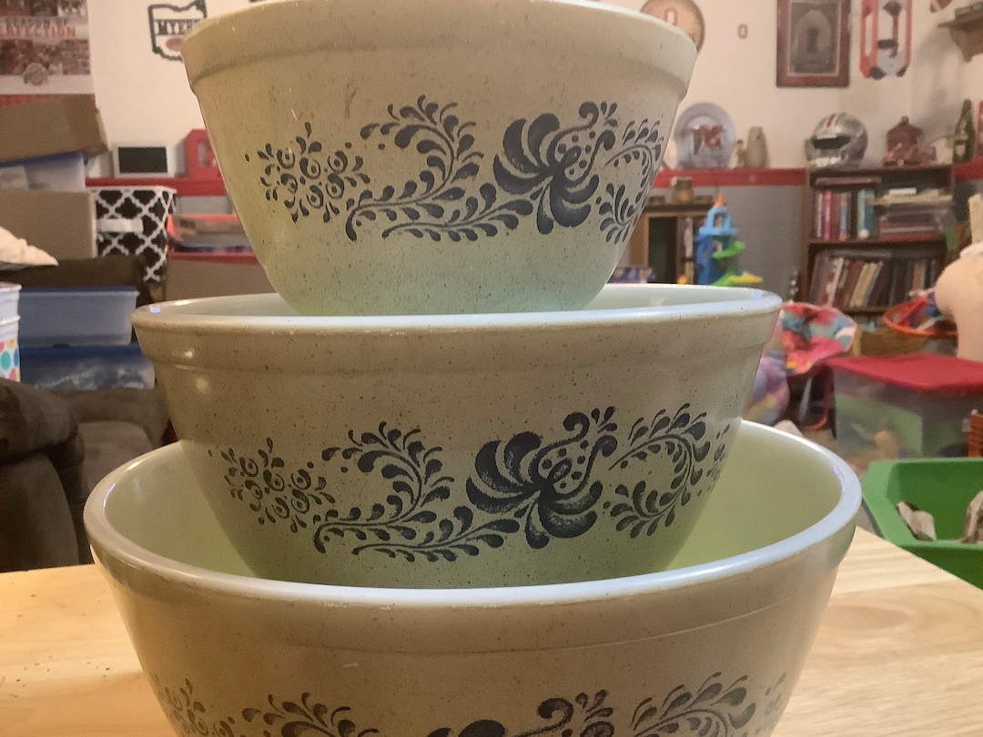 Vintage Pyrex Nesting Mixing Bowls in the Homestead Pattern - Etsy