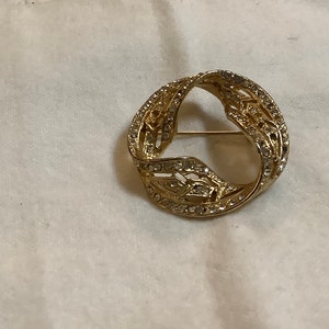 5 Beautiful Vintage Broaches - Etsy