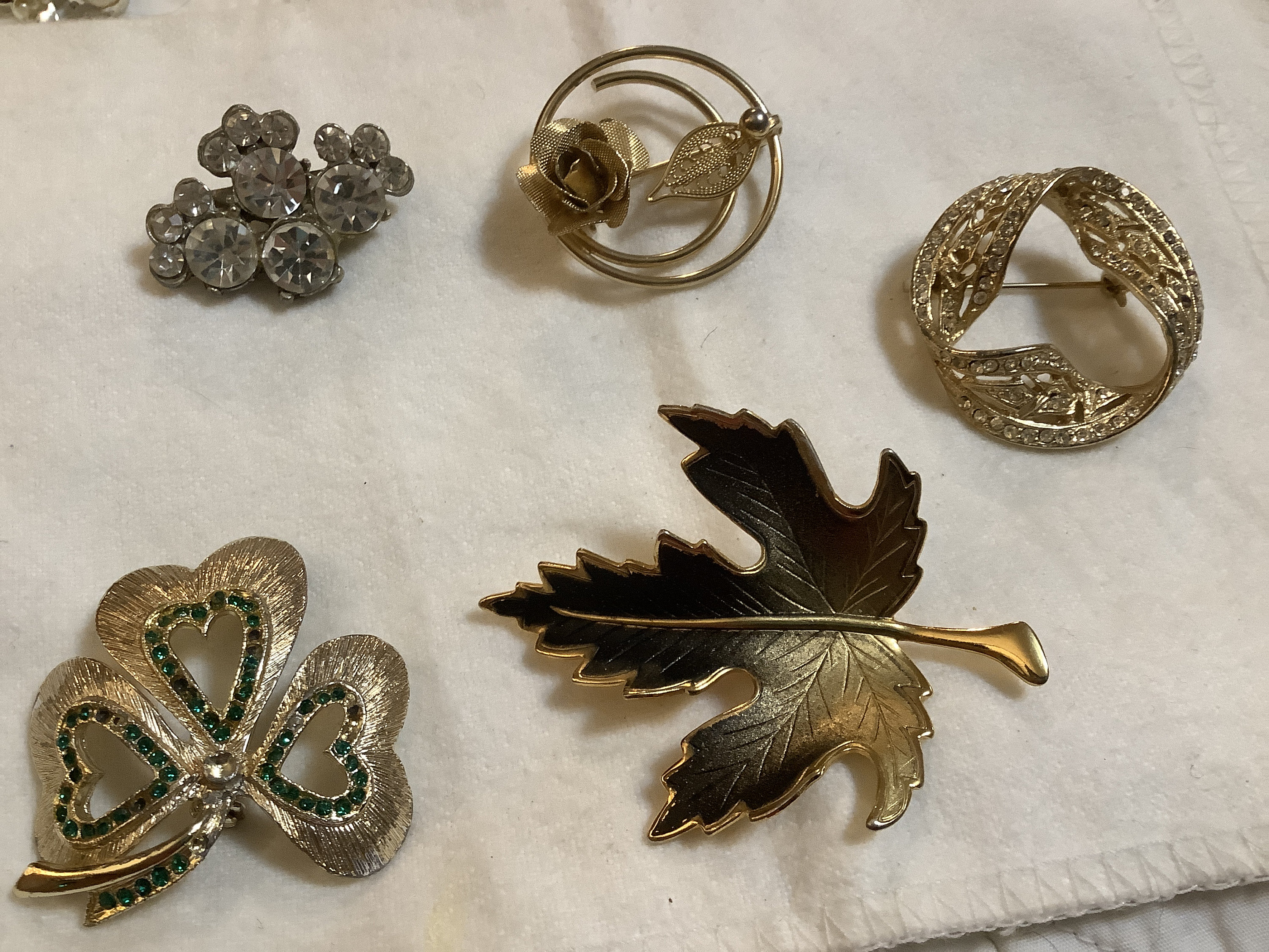 5 Beautiful Vintage Broaches - Etsy