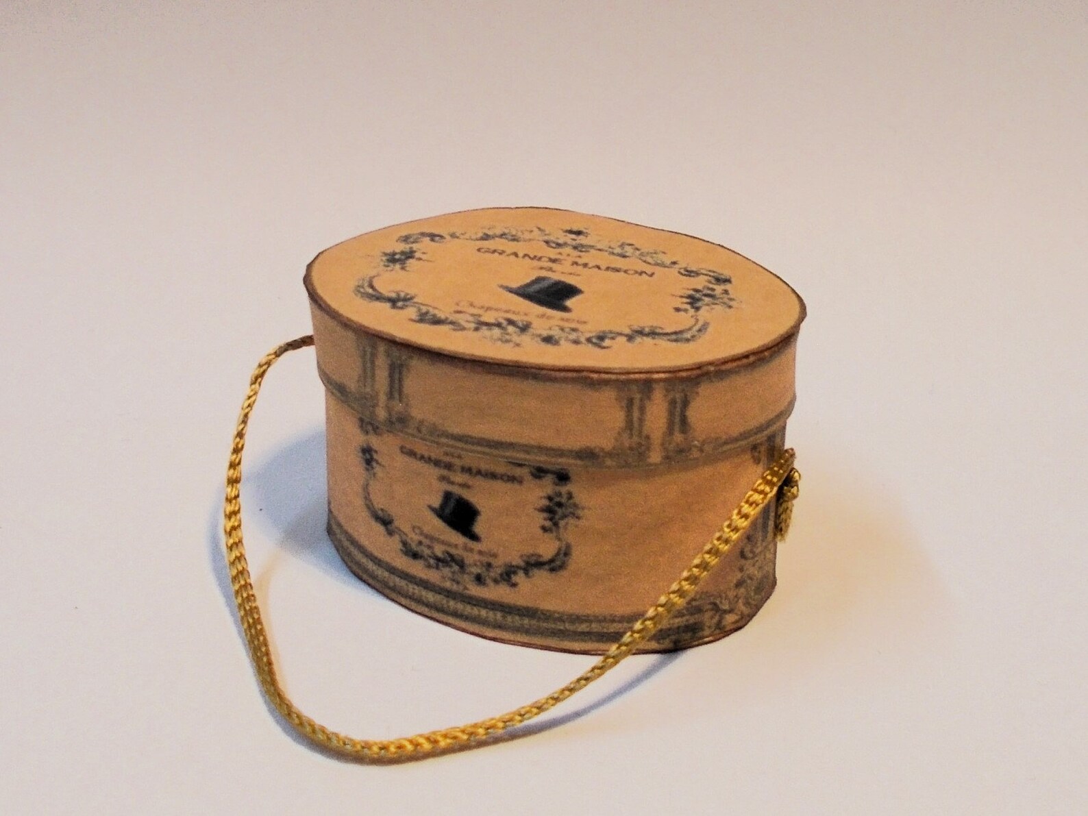 Dollhouse Gents Oval Hat Box With Hat - Grande Maison 1/12th Miniature ...