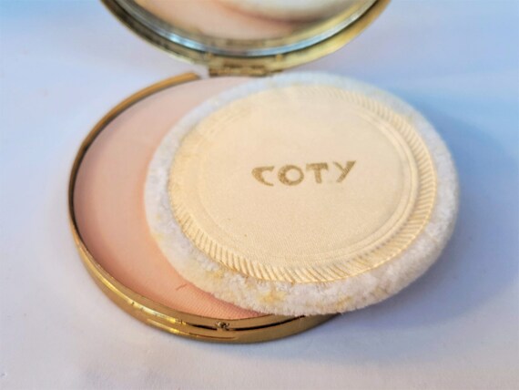 Round Coty French Flair Powder Compact - Gem
