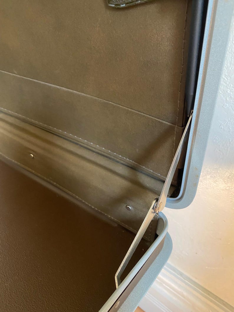 Retro Brown Briefcase With Handle. Vintage Samsonite Storage Retro ...