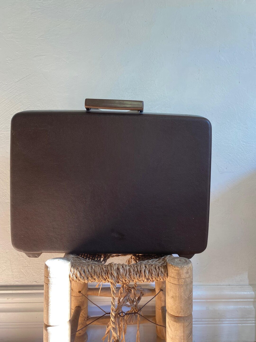 Retro Brown Briefcase With Handle. Vintage Samsonite Storage Retro ...