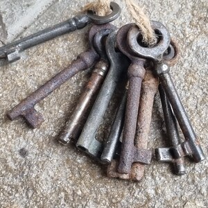 9 Vintage Rustic Keys - Old Metal Rusty Keys - Antique Little Keys ...