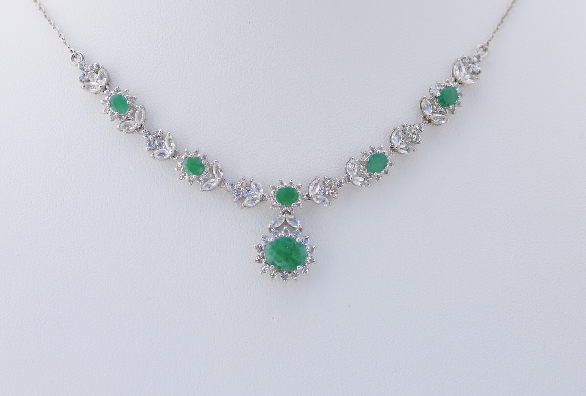 Stunning Vintage Emerald and White Topaz 18 Necklace - Etsy España