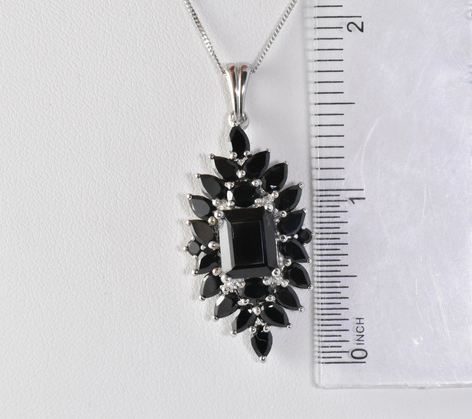 Black Spinel Pendant with 16-20 adjustable chain all in - Etsy España