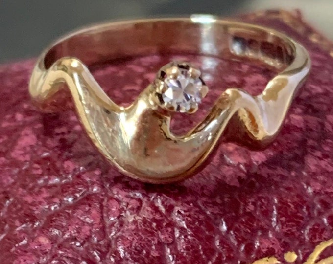 Vintage 9ct Yellow Gold Ring With Full English Hallmarks. A Unique Wave ...