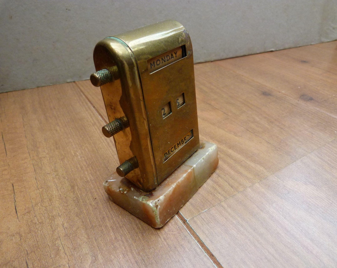 Vintage Stylish Metal Perpetual Calendar Metal Desk Calendar on ...