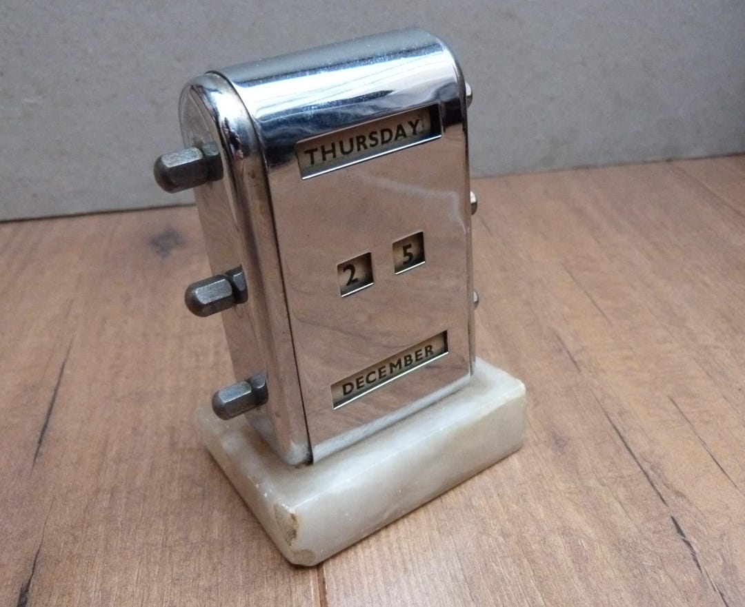 Vintage Stylish Metal Perpetual Calendar Metal Desk Calendar on ...