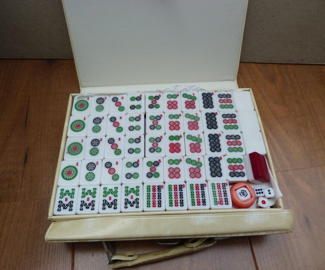 Vintage Mahjong Set in Carry Case Complete With 148 Red Backed Pieces ...
