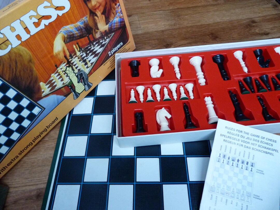Vintage Chess Game Set With Folding Board Complete With 32 Chess Pieces ...
