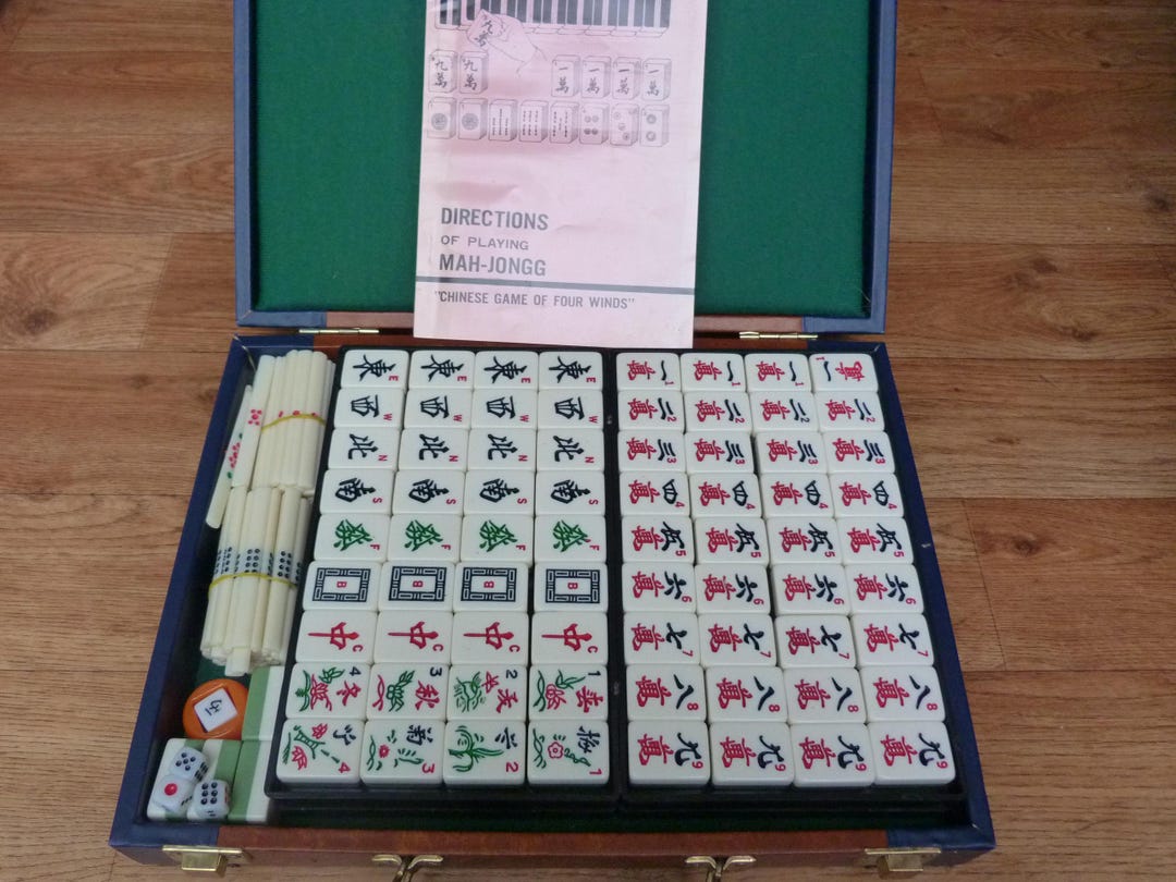 Vintage Mahjong Set in Carry Case Complete With 148 Pieces, Dice and ...