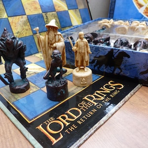 Vintage Lord of the Rings Chess Set With Folding Board Complete With 32 ...