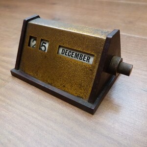 Vintage Perpetual Calendar Triangular Shape Brassy Metal Desk Calendar ...