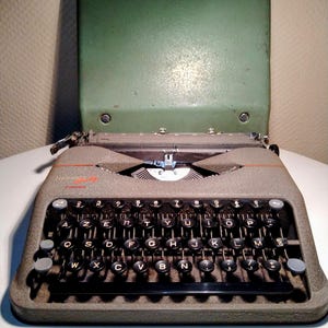Hermes Baby Suisse. Smallest Portable Cult Typewriter. Mid-century ...